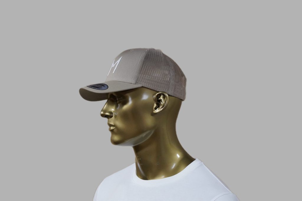 Beige JM trucker cap (wit/goud) – Zanger Jaman